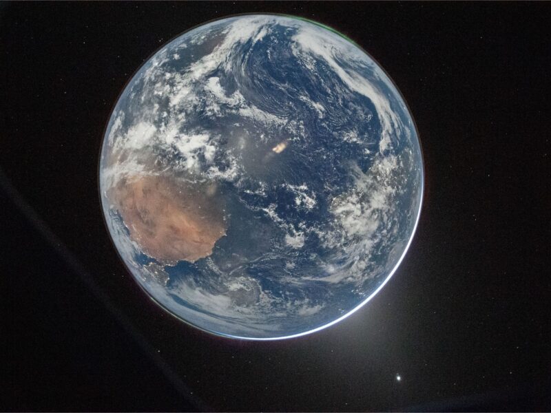 Artemis II's moonbound astronauts capture Earth's brilliant blue beauty ...